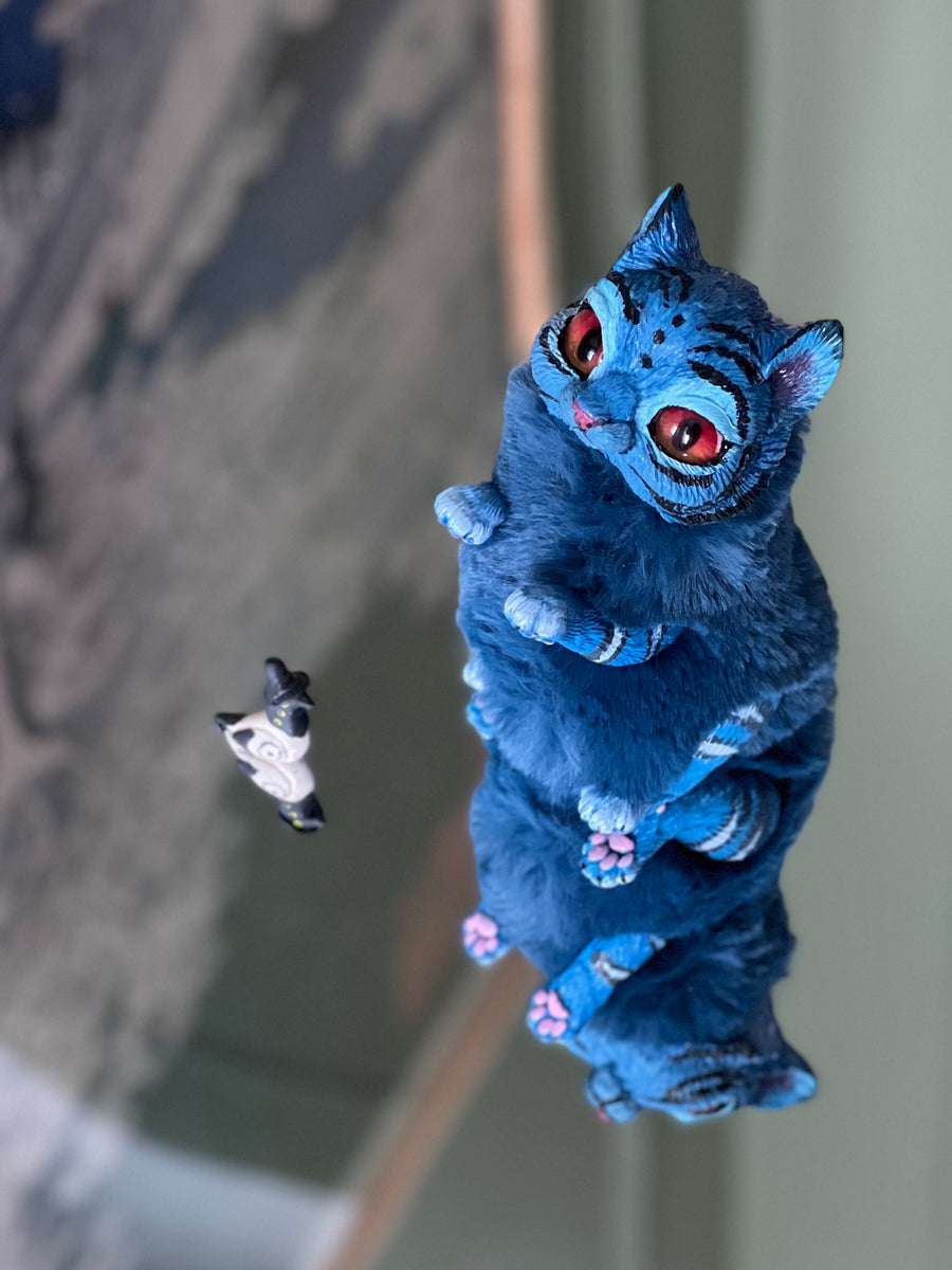 Miniature demons : a chubby blue Cat and a tiny Magpie – Gift of Mercury